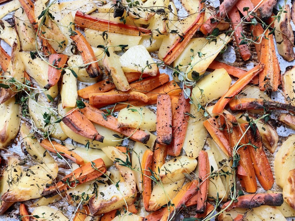 Ovnbagte kartofler og gulerødder med frisk timian - Sydhavnsbloggen